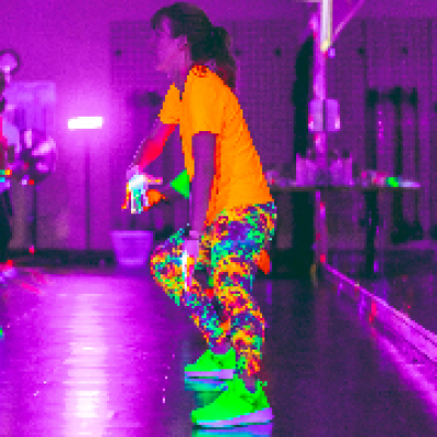 Zumba의 Elite Family Fitness에있는 Kristen Solano클래스