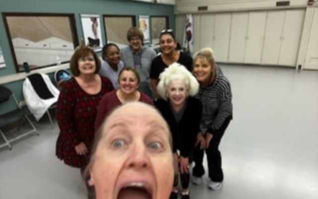 Zumba Gold의 Oaklawn Activity Center에있는 Stephanie Ann Schneider클래스